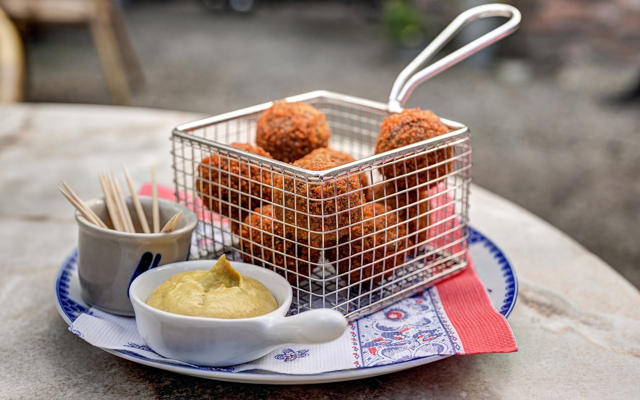 Snack and fast food in Holland - Elizabeth Taylor